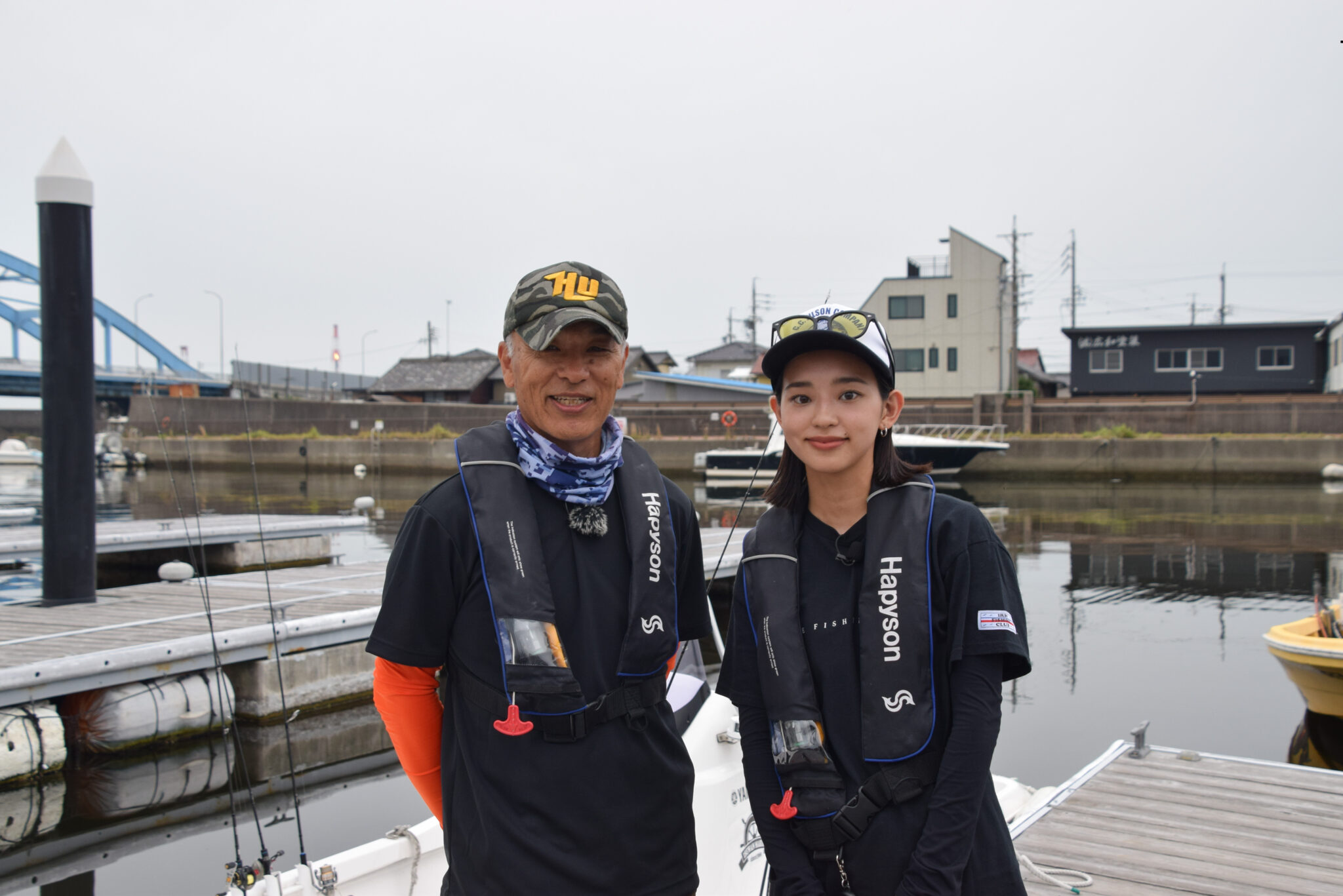 四日市ボートシーバスにこにたんが挑む！ストラクチャーやオープンエリアをランガンしてシーバスヒット！【FishingLover東海ロケ】 – Hapyson